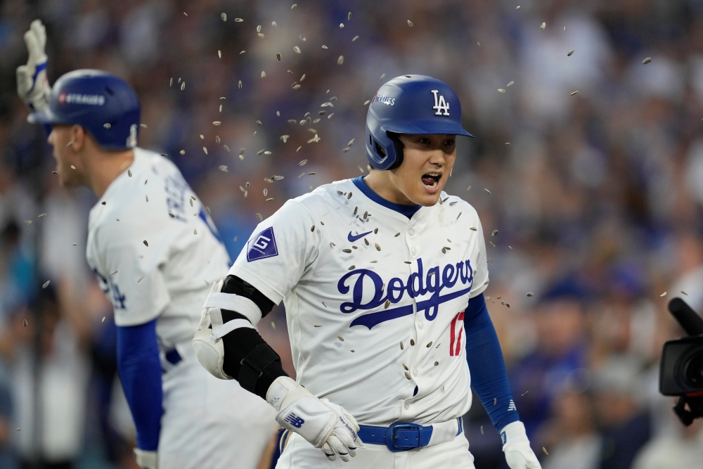 '역시 오타니' PS 데뷔전부터 홈런 '쾅!'…SD 시즈 156km 강속구 공략→동점 3점포 폭발 (엑스포츠뉴스) - 나무뉴스