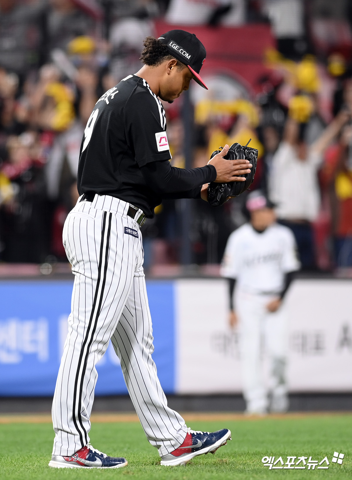 '혹시 내일도 등판?' "이길 수 있다면"…깜짝 등판→값진 세이브, LG 살린 에르난데스 [준PO3] - 나무뉴스