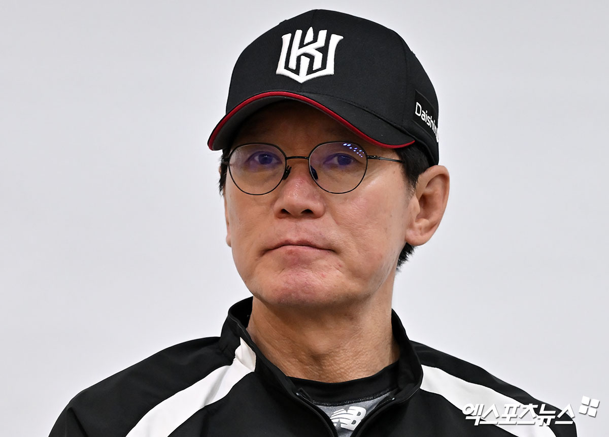 "매 경기 벼랑 끝 가야 잘하려나"…1차전 선발 투수 고영표도 불펜 대기, KT '4차전 반격 도모' [준PO4] (엑스포츠뉴스) - 나무뉴스