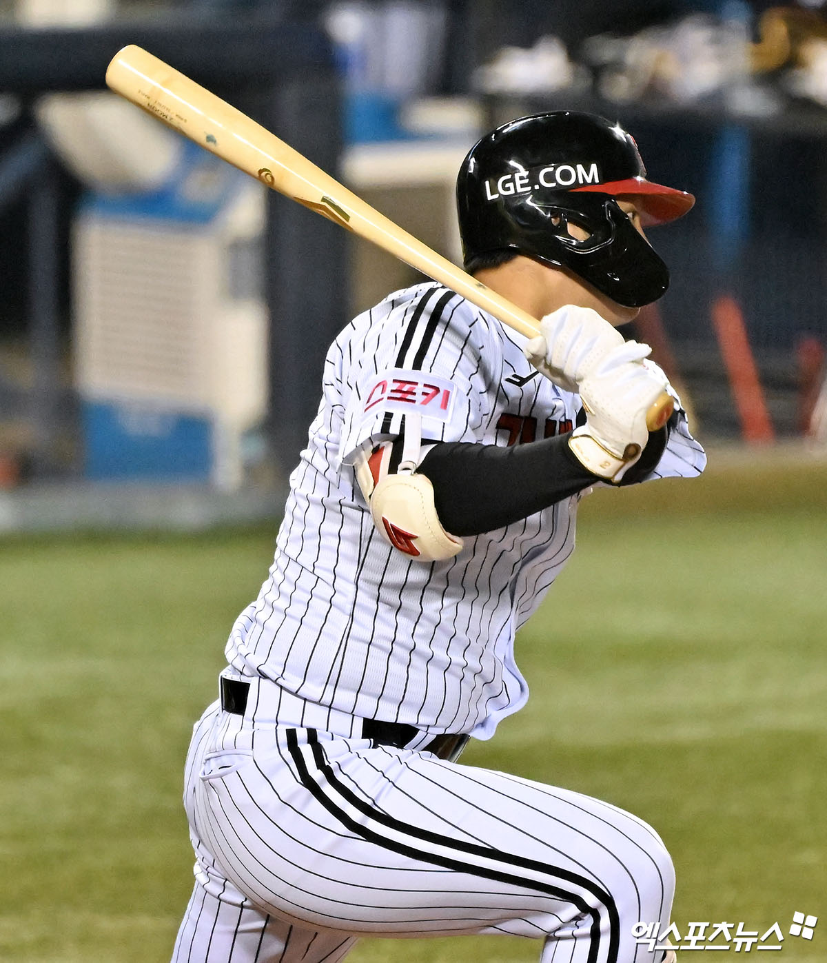 "안타 하나 치고 인터뷰, 창피하지만"…기지개 켠 LG 4번타자, PO에서 맹활약 예고 [준PO5] (엑스포츠뉴스) - 나무뉴스
