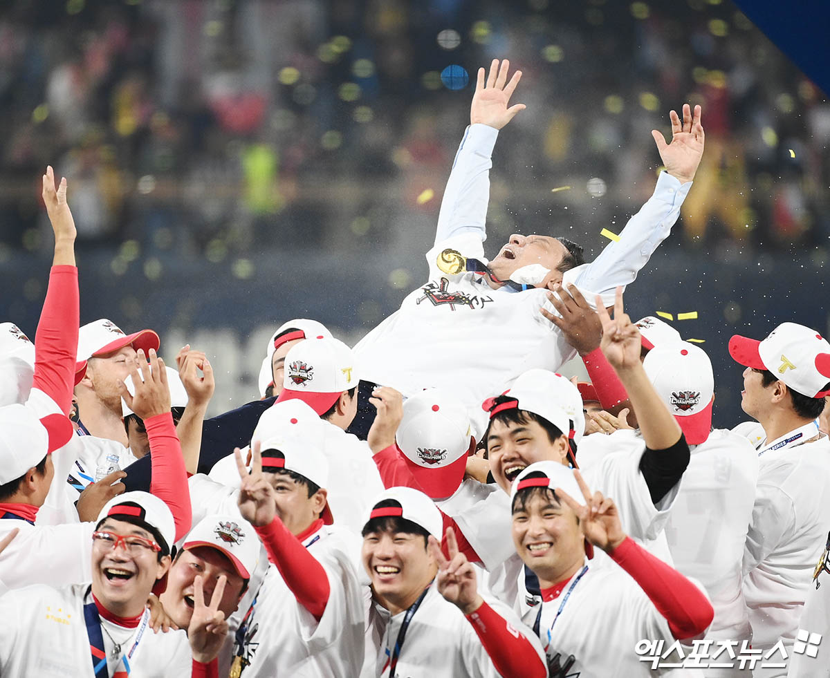 정상 등극 위해 1년 내내 힘 보탠 프런트…KIA가 위기에도 버틸 수 있었던 이유 [KIA V12] (엑스포츠뉴스) - 나무뉴스