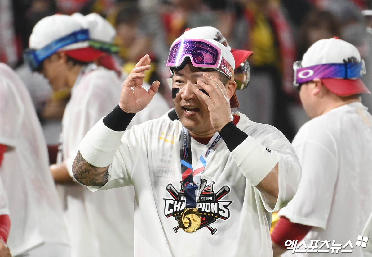 "야구인생 끝나기 전, 한 번 더 우승 믿기질 않아"…'허리 통증' 참고 뛴 41살 베테랑 "동생들 너무 대견" [KIA V12] (엑스포츠뉴스) - 나무뉴스
