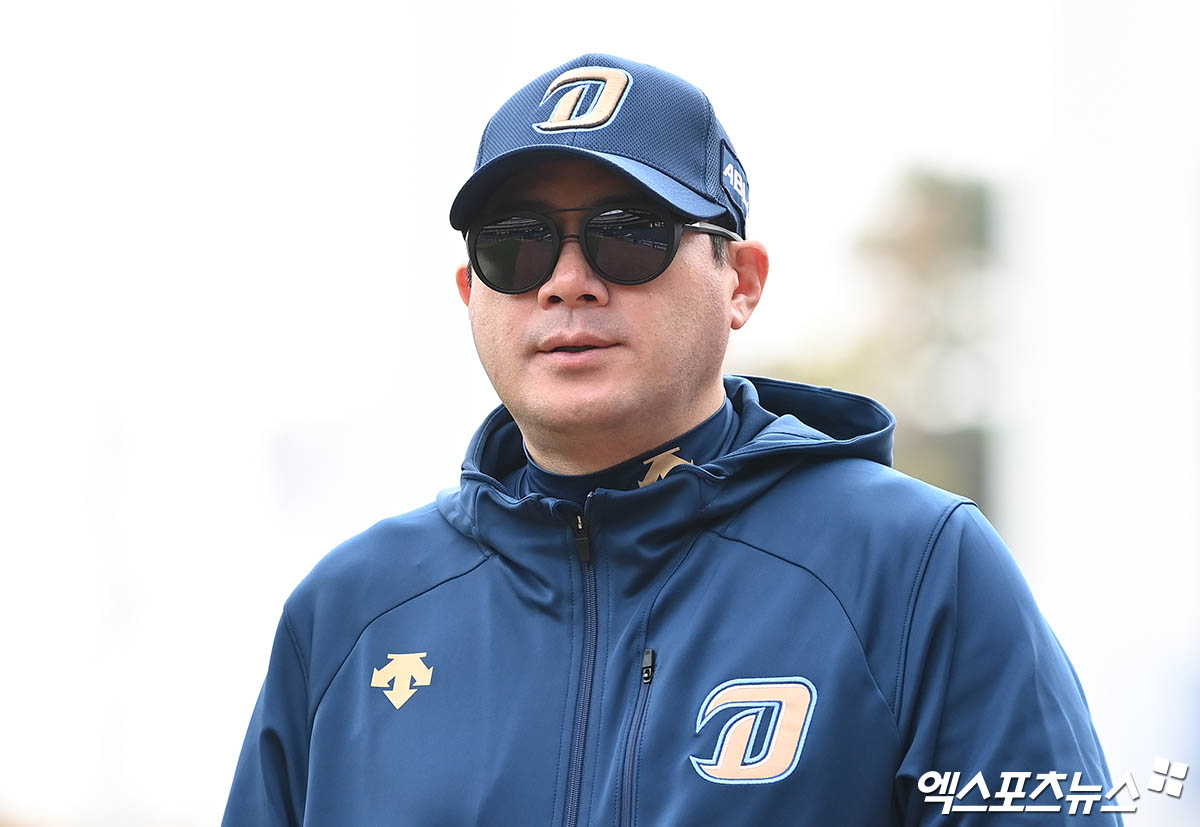 선수단 훈련 지켜보는 서재응 코치[포토] (엑스포츠뉴스) - 나무뉴스