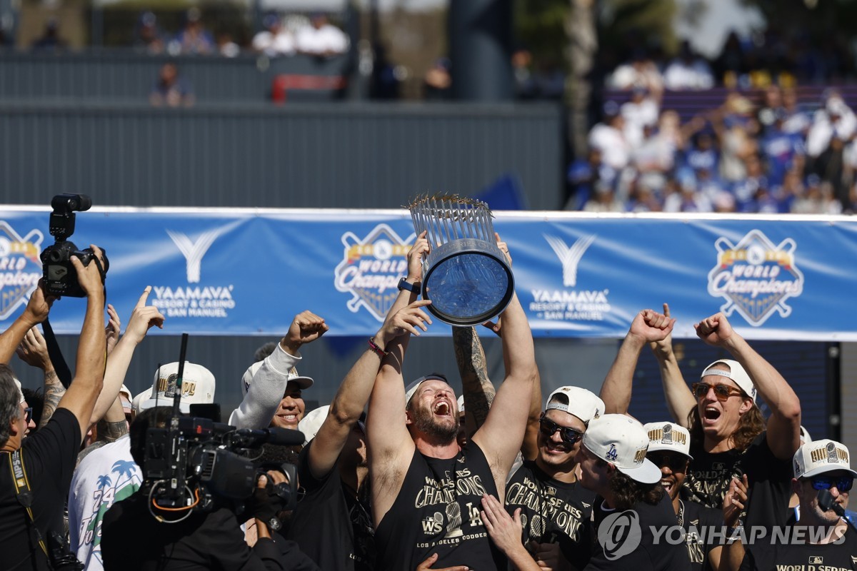 36년만의 다저스 우승 퍼레이드에 LA 들썩…오타니, 아내와 참석 - 나무뉴스