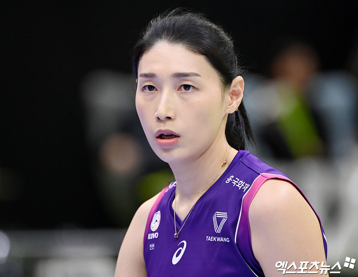 흥국생명 선두 질주 이끈 '배구여제' 김연경, 여자부 1R MVP 선정...남자부는 허수봉 (엑스포츠뉴스) - 나무뉴스