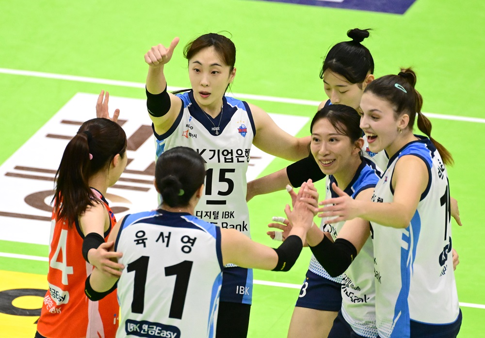 141분 혈투, 해피엔딩은 IBK의 것…현대건설 8연승 저지→2위 도약 보인다 (엑스포츠뉴스) - 나무뉴스