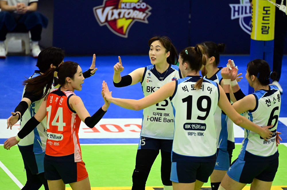 141분 혈투, 해피엔딩은 IBK의 것…현대건설 8연승 저지→2위 도약 보인다 - 나무뉴스