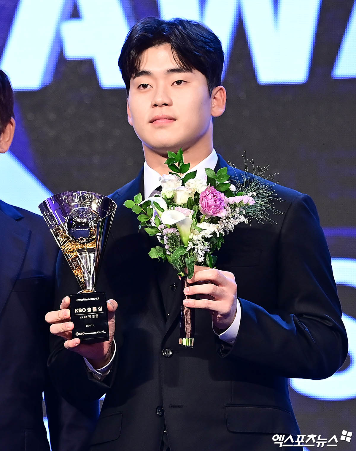 "대표팀 마무리 자부심 있다"…세계를 압도, '마무리 2년 차' 박영현 얼마나 더 강해질까 [KBO 시상식] (엑스포츠뉴스) - 나무뉴스