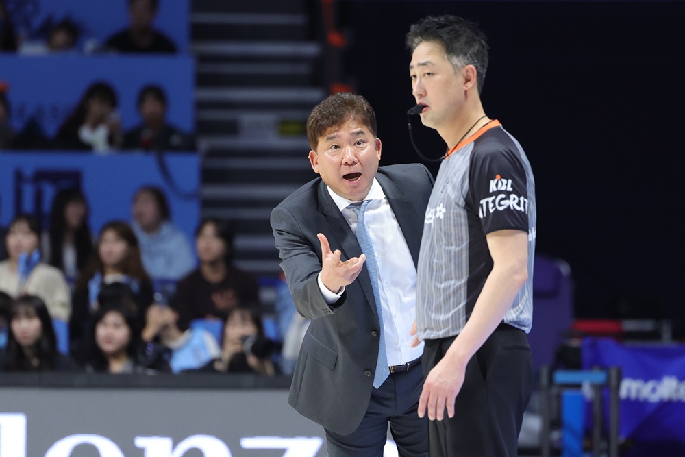 '선수 폭행' 논란 김승기 前 소노 감독, 중징계 철퇴…KBL 2년 자격 정지→구단엔 엄중경고 [공식발표] (엑스포츠뉴스) - 나무뉴스