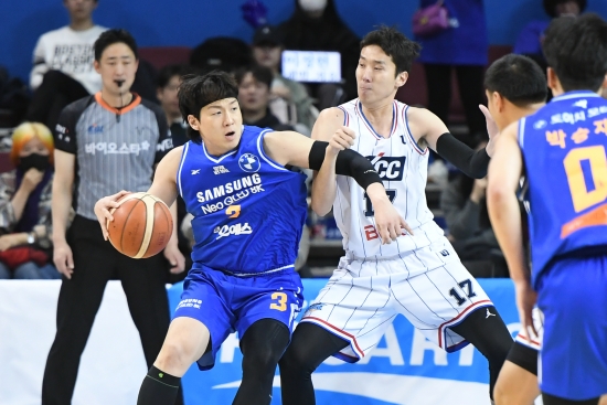 ‘허웅-최준용 콤비 맹활약' KCC, 삼성에 홈 4연패 안겼다…78-61 완승 [잠실 현장] - 나무뉴스
