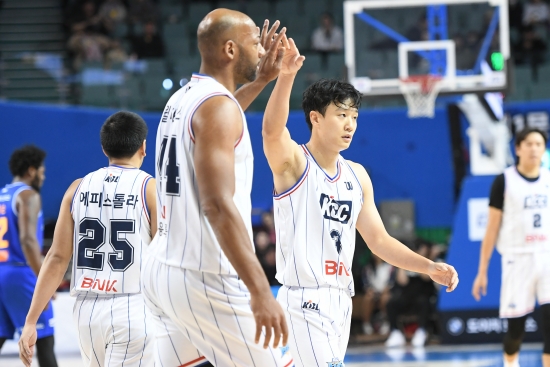 ‘허웅-최준용 콤비 맹활약' KCC, 삼성에 홈 4연패 안겼다…78-61 완승 [잠실 현장] - 나무뉴스