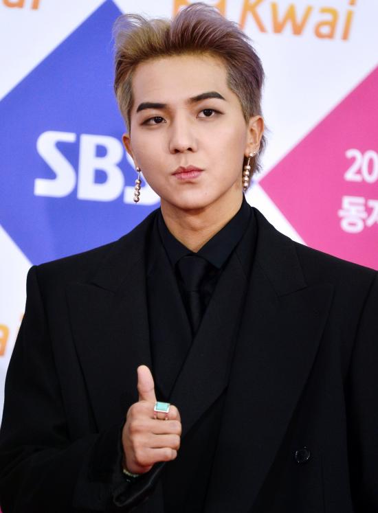 '열애설+파티' 송민호, 궁지 몰렸다…"부실복무 5배 가산업무 가능" 출근조작 ★ 사례 [종합] - 나무뉴스