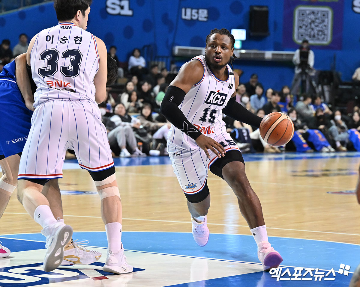 前 NBA 리거↔前 KBL 득점왕 '트레이드 빅딜'…KCC 라렌, 정관장 버튼 영입 [공식발표] - 나무뉴스