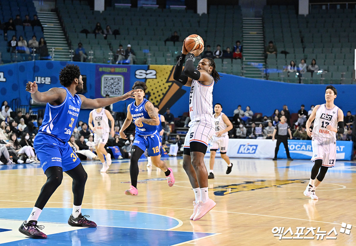 前 NBA 리거↔前 KBL 득점왕 '트레이드 빅딜'…KCC 라렌, 정관장 버튼 영입 [공식발표] - 나무뉴스