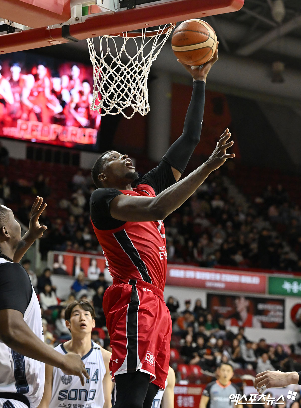 前 NBA 리거↔前 KBL 득점왕 '트레이드 빅딜'…KCC 라렌, 정관장 버튼 영입 [공식발표] - 나무뉴스