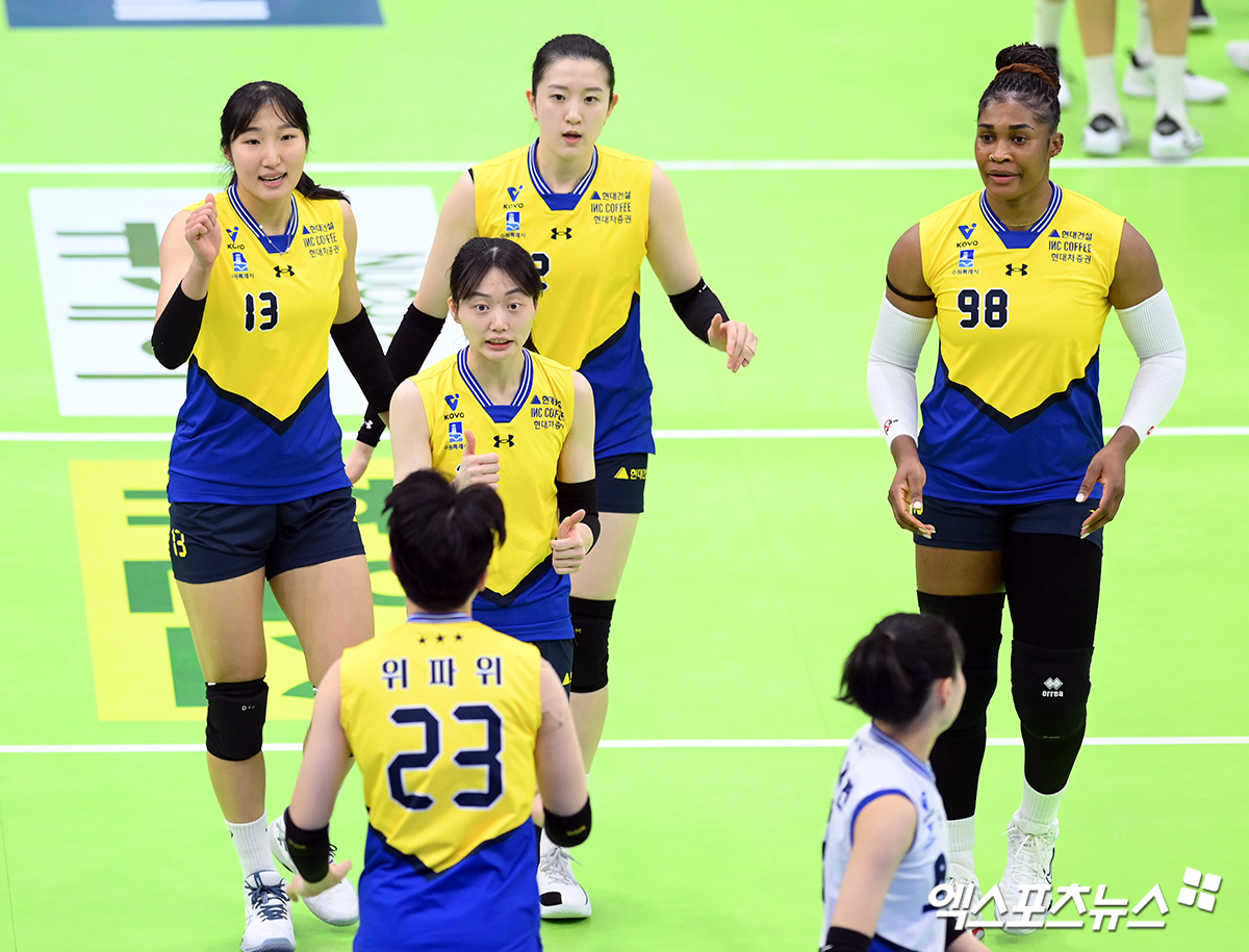 현대건설, 선두 흥국생명 '턱밑 추격'…'범실 24개' IBK기업은행 4연패 수렁 (엑스포츠뉴스) - 나무뉴스