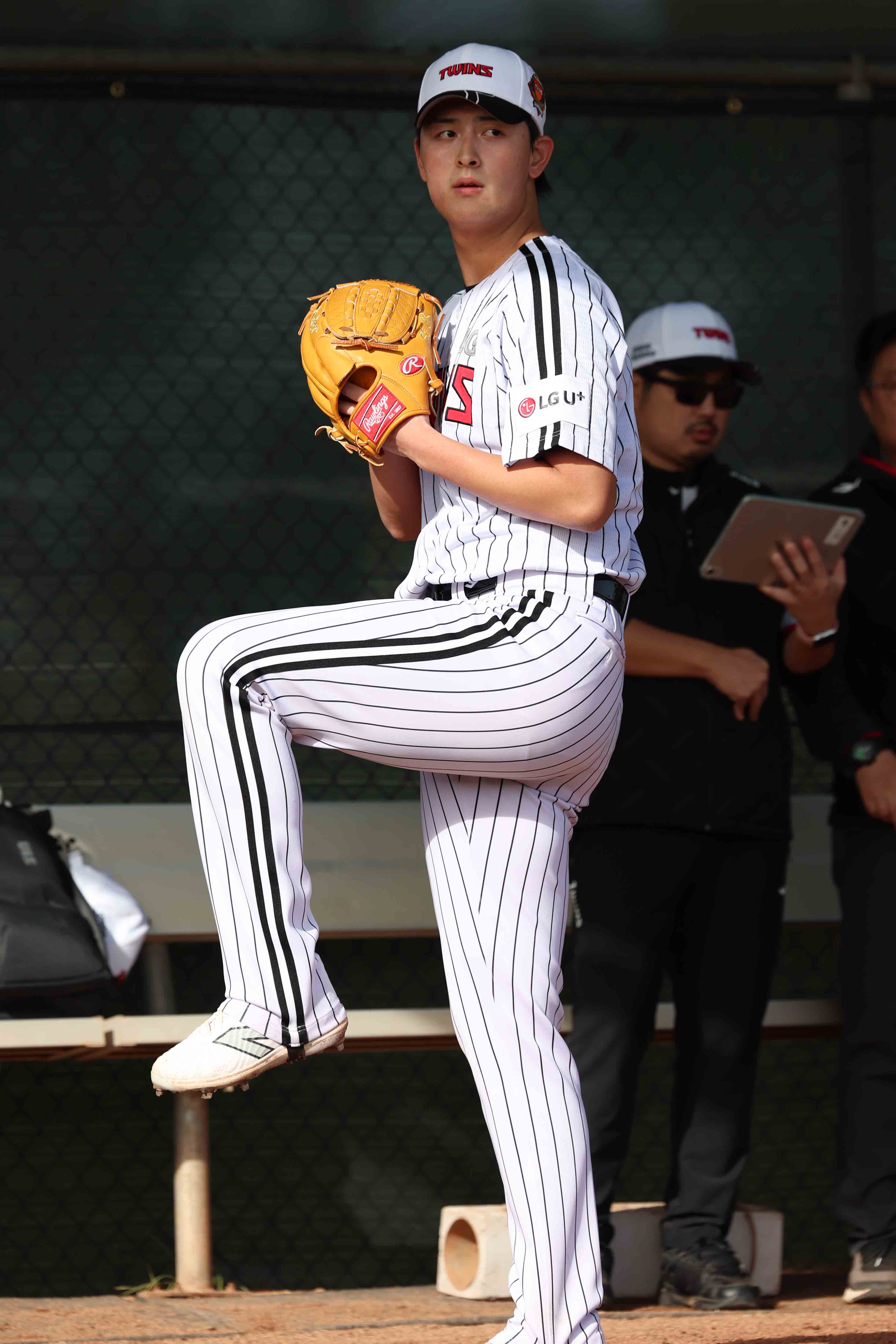 "찬규 선배의 글러브 선물, 기운 받겠다"…194cm 장신+155km 강속구, LG 비밀병기 출격 - 나무뉴스