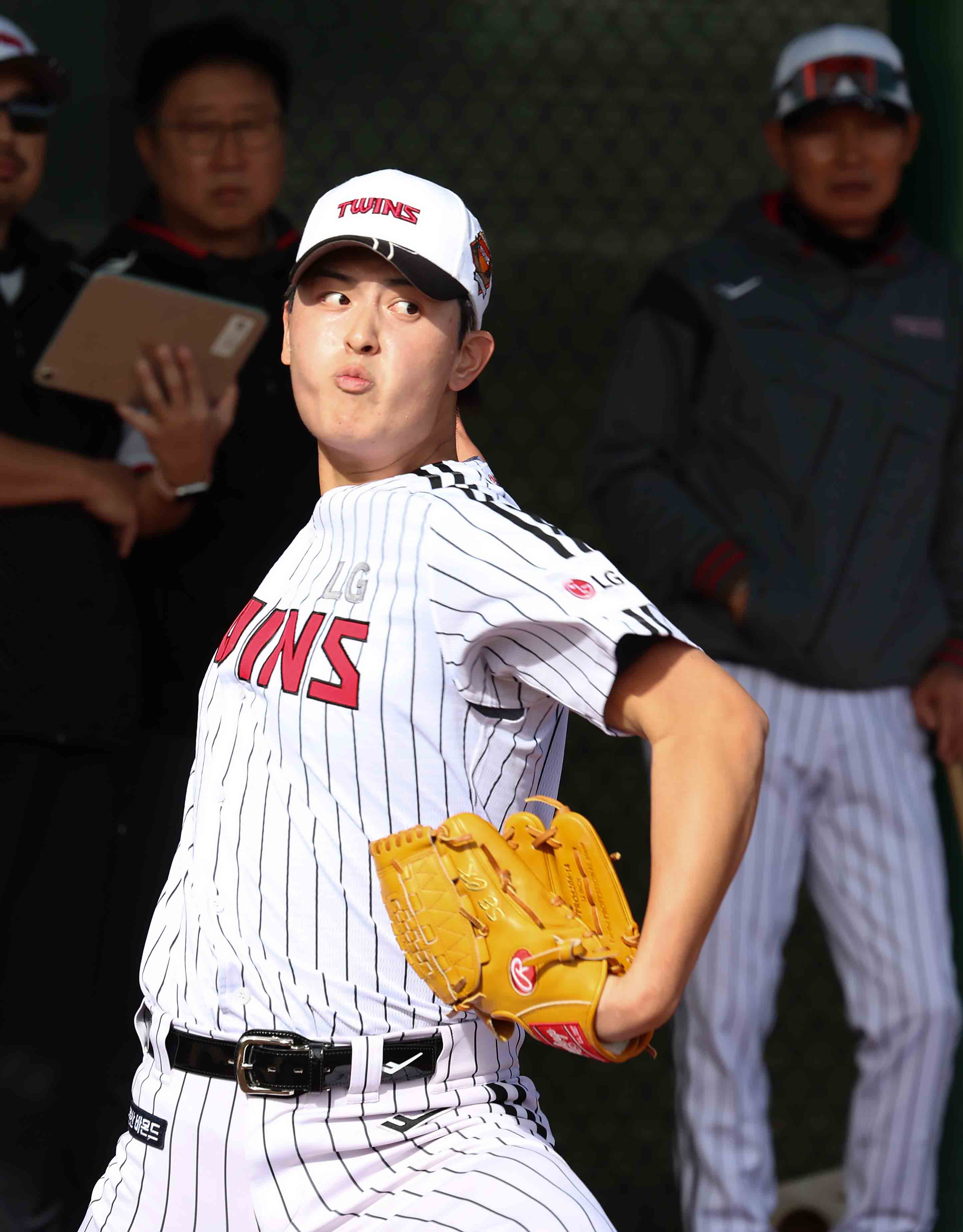 "찬규 선배의 글러브 선물, 기운 받겠다"…194cm 장신+155km 강속구, LG 비밀병기 출격 - 나무뉴스