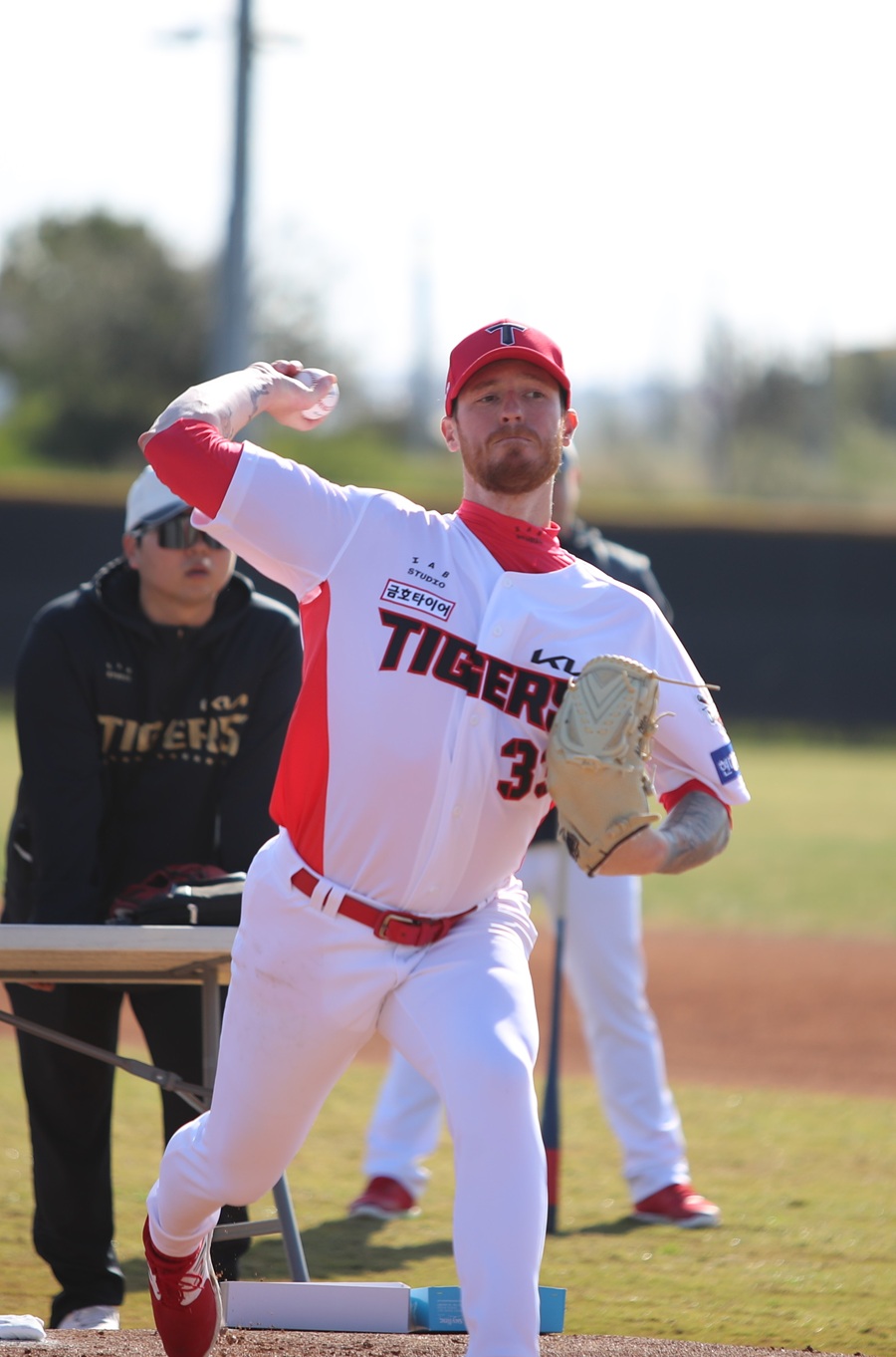 '이건 공포!' KIA 올러, 벌써 149km/h '쾅'…꽃감독 얼굴에 웃음꽃 번졌다 [어바인 현장] (엑스포츠뉴스) - 나무뉴스