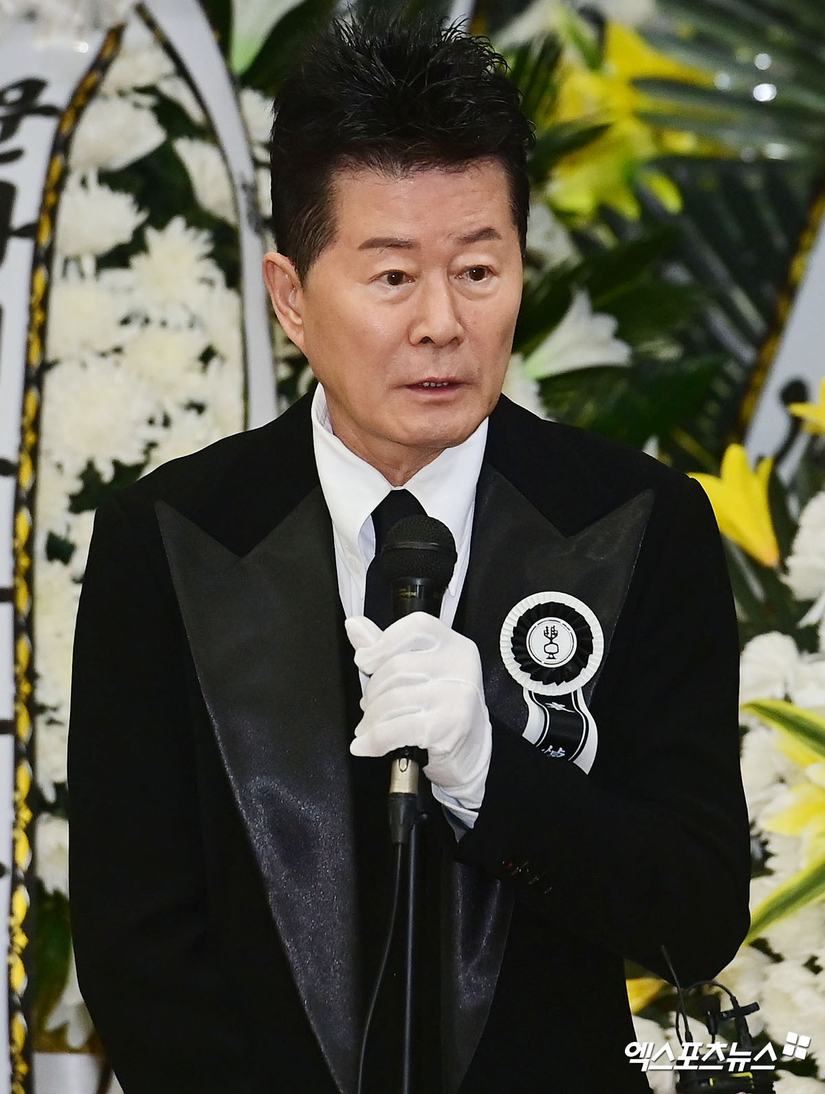 "故송대관 껄껄껄 웃으며 '크게 될 것이여' 칭찬"…김수찬, 눈물의 '해뜰날' 모창 (엑's 현장)[종합] (엑스포츠뉴스) - 나무뉴스