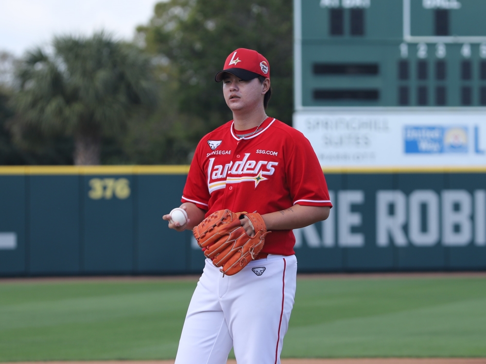 시즌 전부터 기대감 UP…'인천서 새 출발' SSG 김민 "ERA 2점대+70경기+승리·홀드·SV 30개 목표" (엑스포츠뉴스) - 나무뉴스