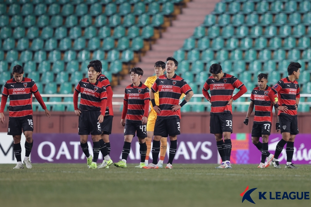 '폭죽 테러' 당한 포항, 수비진 '와르르'→16강 진출 무산…조호르 원정서 2-5 참패 [ACLE 리뷰] (엑스포츠뉴스) - 나무뉴스