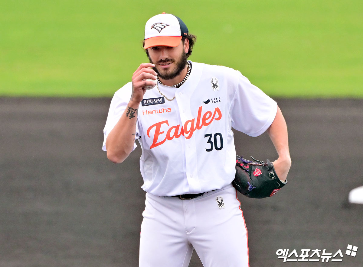 한화 폰세, 최고 152km/h 폭풍투!…日 롯데 제압 "최재훈 리드가 좋았다" [오키나와 라이브] (엑스포츠뉴스) - 나무뉴스