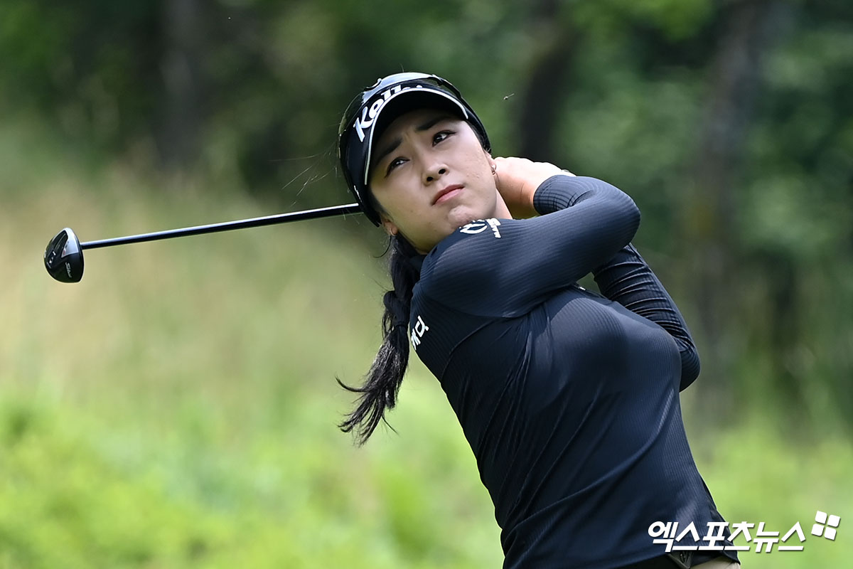 '데뷔전 컷 탈락' 윤이나, 블루베이 LPGA 첫날 공동 4위…김아림 공동 선두 - 나무뉴스