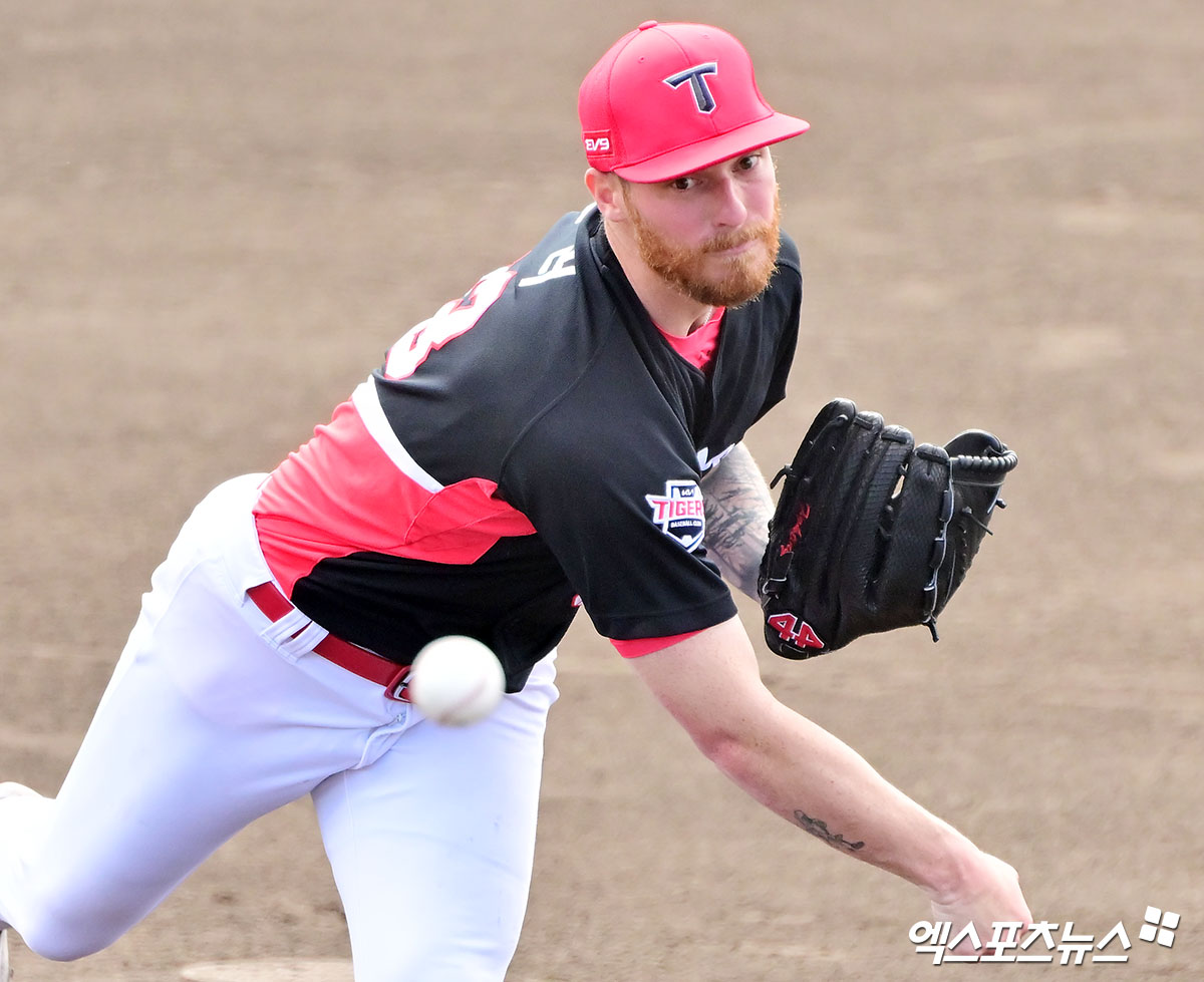 최고 152km+KKKK 위력투…KIA 올러 한국 첫 실전, 롯데 타선 압도했다 [부산 현장] (엑스포츠뉴스) - 나무뉴스