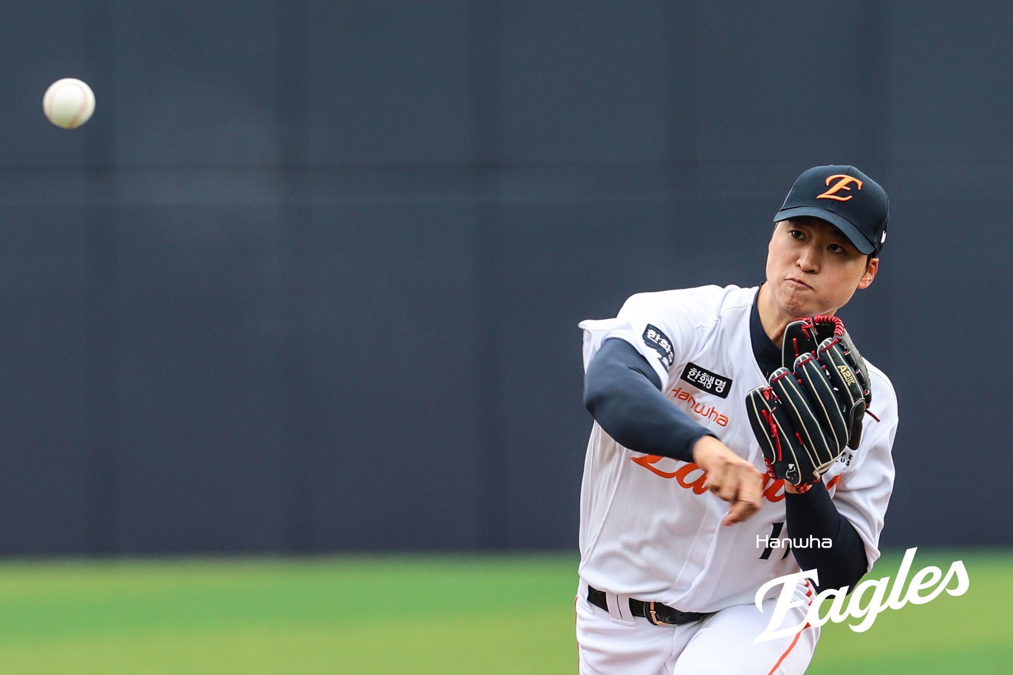 세게 안 던져도 '147km/h 쾅' 엄상백…"이 기세 정규시즌까지 이어 가겠다" [부산 인터뷰] (엑스포츠뉴스) - 나무뉴스
