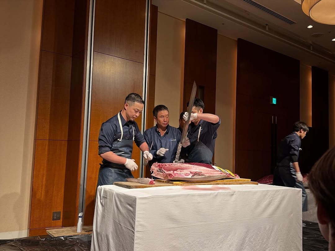 177kg 참치 해체쇼에 고급 일식 만찬까지...오타니가 준비한 파티에 놀란 동료들 "최고였어" - 나무뉴스