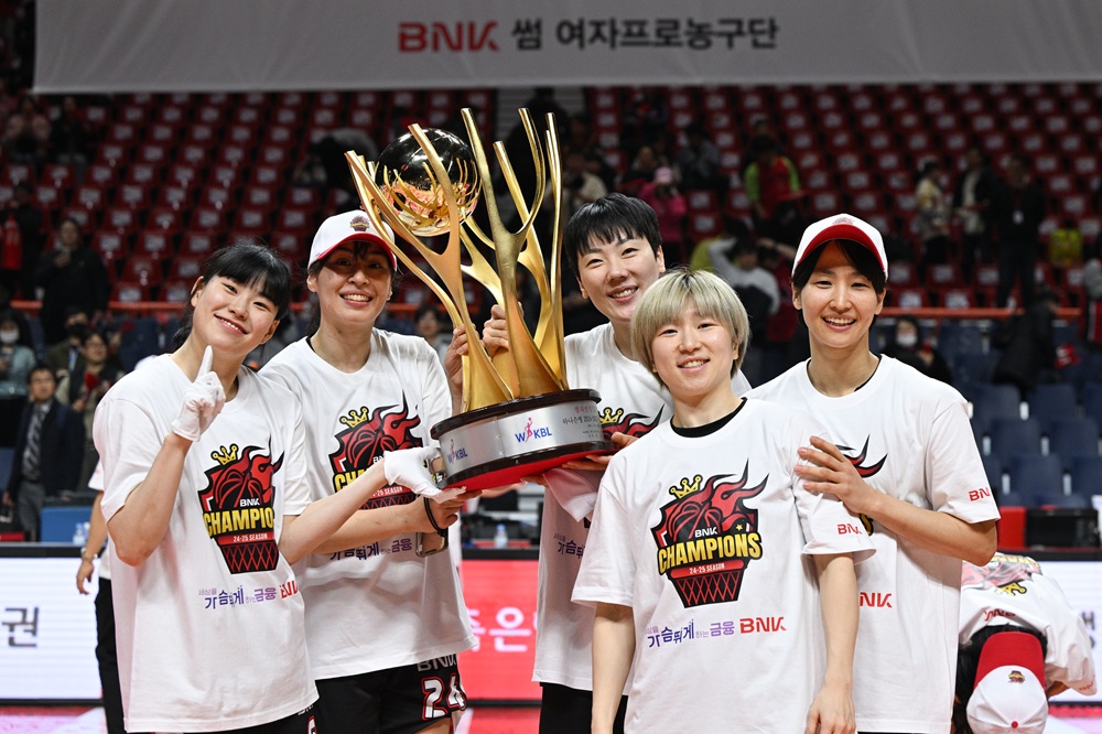 BNK, 우리은행 '왕조' 무너뜨렸다…안방 부산서 역사적인 첫 'V1' (엑스포츠뉴스) - 나무뉴스