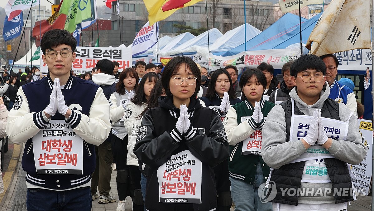 경찰, '계란투척' 헌재 앞 시위자 추가 강제해산…서울청장 순찰(종합) - 나무뉴스