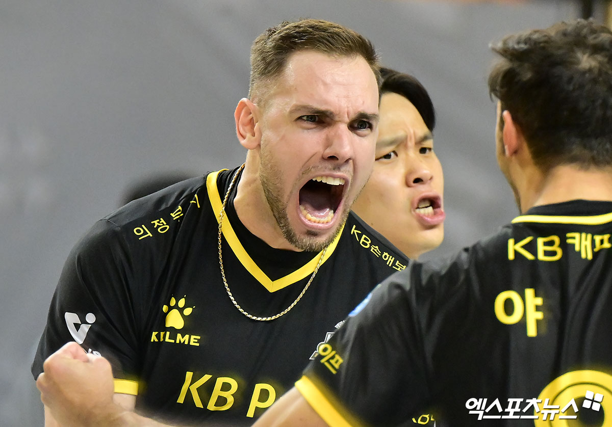 '5번째 수상' KB 비예나·'여자부 최초 2시즌 연속 1000득점' GS 실바…V리그 6라운드 남녀 MVP 선정 (엑스포츠뉴스) - 나무뉴스