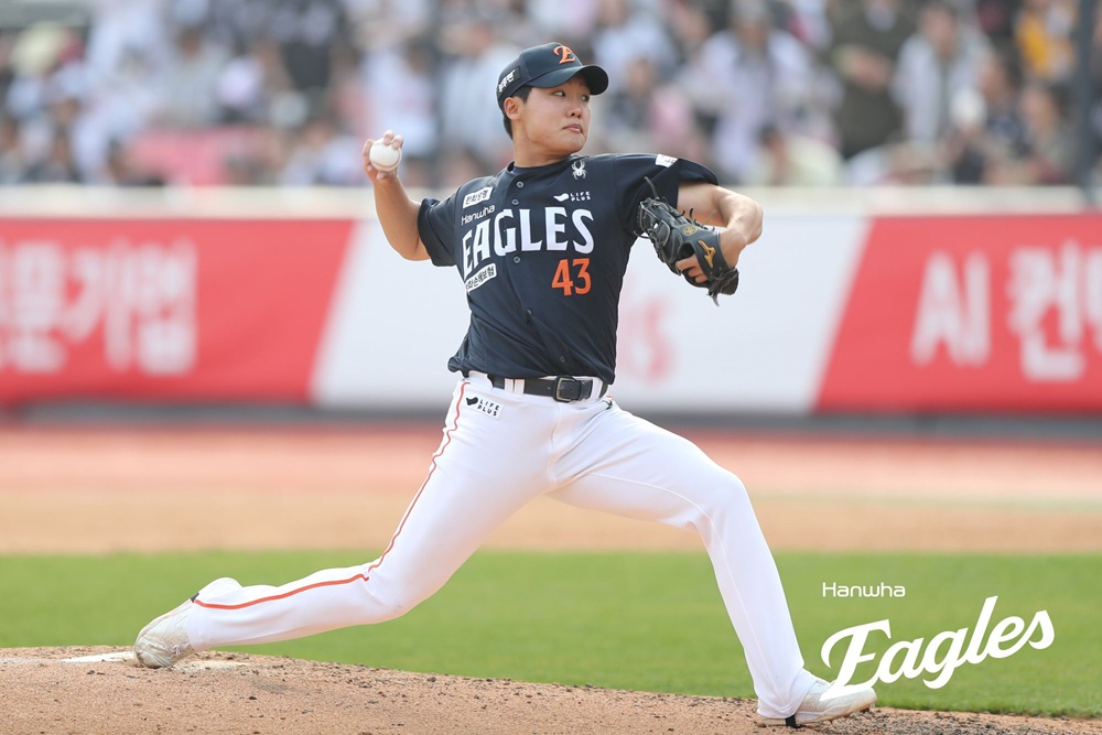 '155km/h 쾅!' 한화 슈퍼루키 '1이닝 퍼펙트' 완벽 데뷔전…"계속 데리고 있고 싶죠" (엑스포츠뉴스) - 나무뉴스