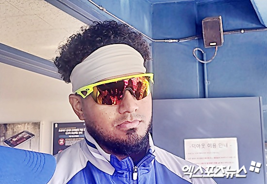 눈 맞으며 공 던져 봤니? 다승왕에 'PS 영웅'도 완벽 복귀→"정말 추웠지만 5이닝 다짐, KBO 최고 투수 될 것" [잠실 인터뷰] (엑스포츠뉴스) - 나무뉴스