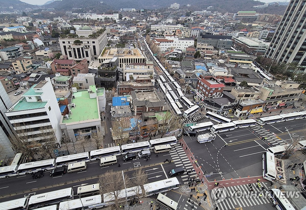 경찰, 헌재 주변 150m '진공상태화' 완료…차벽 요새화(종합) (연합뉴스) - 나무뉴스