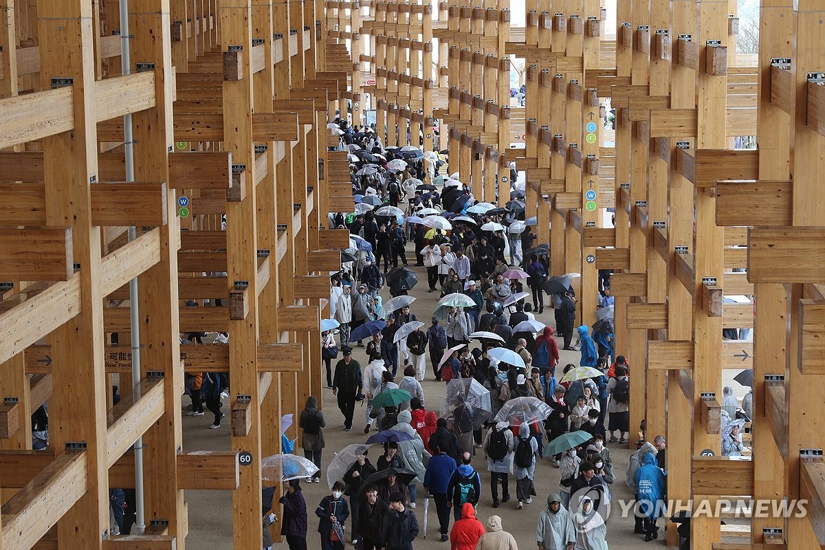 [르포] 궂은 날씨에도 오사카엑스포 개막에 인파…곳곳 장사진 (연합뉴스) - 나무뉴스