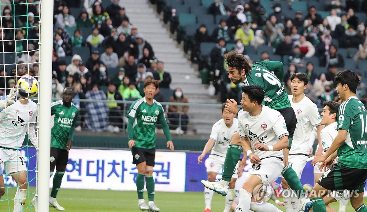 中 '씹어 먹은' 195cm 콤파뇨, K리그는 적응 중?…포엣 감독 신뢰 '굳건하다' (엑스포츠뉴스) - 나무뉴스