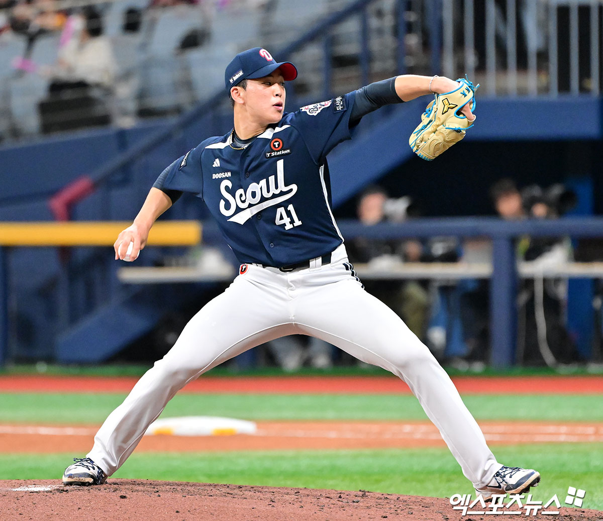 마운드에 오른 최준호[포토] (엑스포츠뉴스) - 나무뉴스