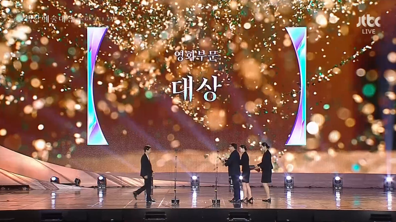 '하얼빈' 홍경표 촬영 감독, 영화부문 대상…작품상까지 굵직한 2관왕 (종합)[백상예술대상] - 나무뉴스