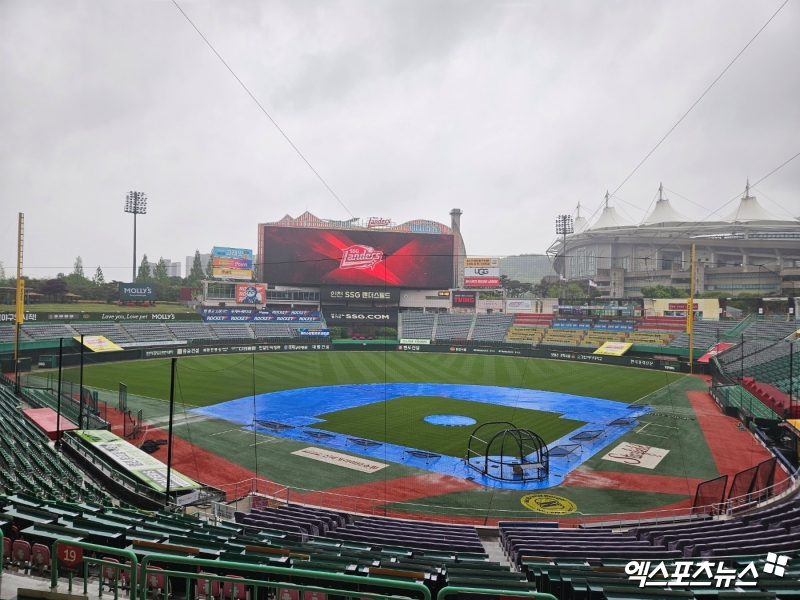 시즌 첫 더블헤더 열리나…'비 퍼붓는' 랜더스필드, KIA-SSG 3차전 진행 가능할까 [인천 현장] (엑스포츠뉴스) - 나무뉴스
