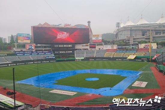 비 쏟아지고 기온도 뚝…10일 문학 KIA-SSG전 DH 1차전 취소 확정→11일 DH 재편성 [문학 현장] - 나무뉴스