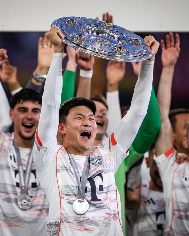 '김민재 잔류하잖아! 필요 없어'…뮌헨, 20살 초신성 CB '영입 철회'→독일 국대 CB 협상은 추진 (엑스포츠뉴스) - 나무뉴스