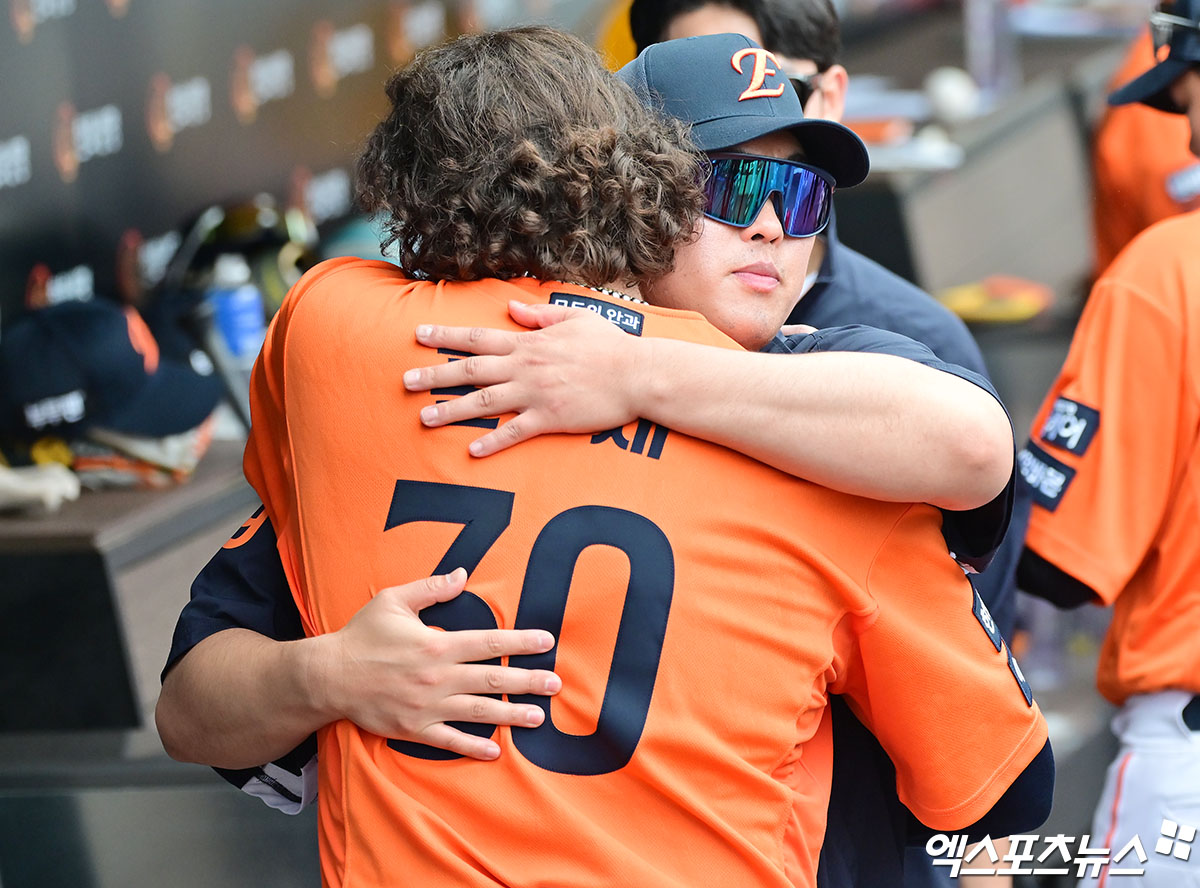 'KBO리그 최초 대기록' 한화 폰세, 가을야구 말하다…"PS 가면 딸이 한국에서 태어날 것 같다" (엑스포츠뉴스) - 나무뉴스