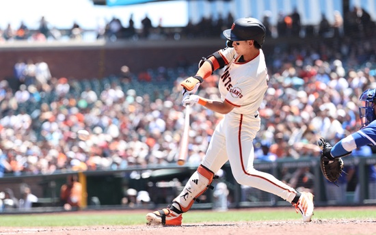 "이정후, ML 가장 독특한 극단적 스윙" 美 극찬…160km 2루타→멀티 볼넷 3출루→홈 보살 '빛 바랜 원맨쇼' (엑스포츠뉴스) - 나무뉴스