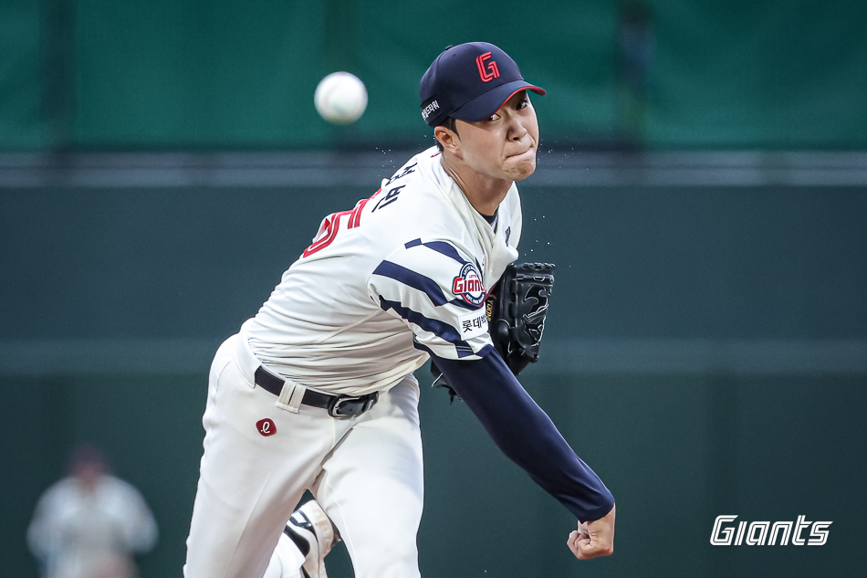 윤성빈의 '159km/h' 쾌투…그러나 김태형 감독 "강속구 좋지만, 공 던지는 게 전부가 아냐" [대구 현장] (엑스포츠뉴스) - 나무뉴스