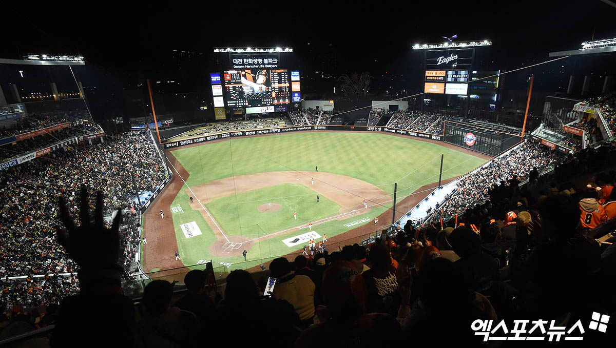 KBO 44년사 '최초 대기록' 끝내 멈췄지만…한화생명 볼파크 '1만7000석 완판' 다시 시작됐다→시즌 홈경기 '29번째 매진' [대전 현장] (엑스포츠뉴스) - 나무뉴스