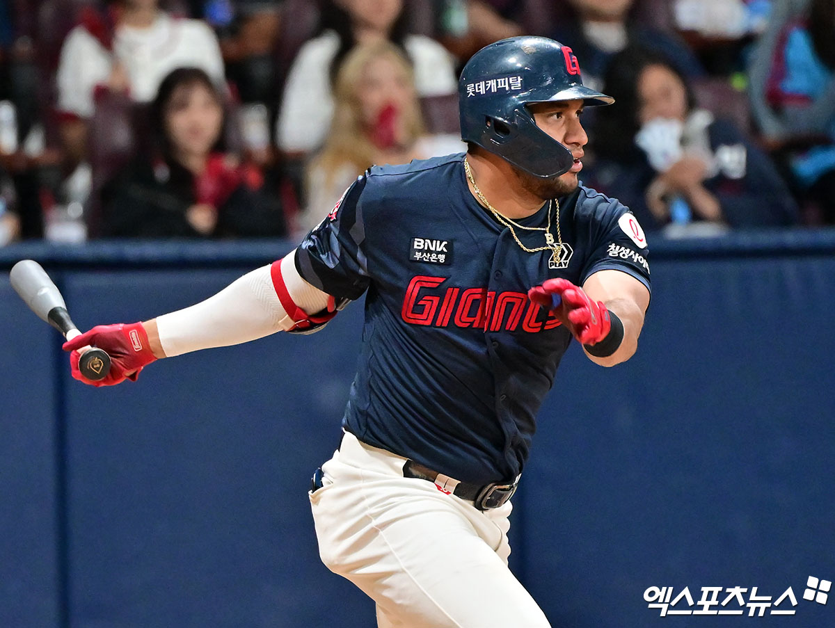 '약속의 8회' 롯데가 웃었다! 레이예스 역전타+불펜 무실점→KT 4-3 제압하고 3위 탈환 [수원:스코어] (엑스포츠뉴스) - 나무뉴스