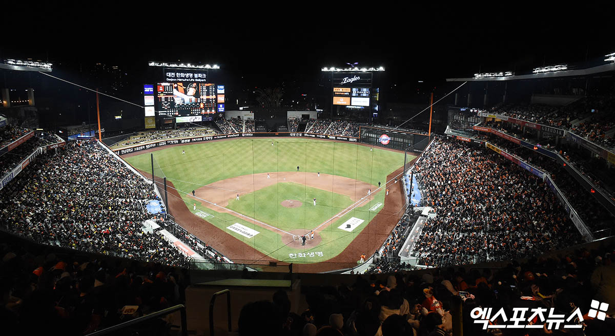 나무뉴스 - 한화 KBO 44년사 '최초 대기록', 이렇게 깨지다니!…암표상이 범인이었나? 단 309명 부족했다→홈 25경기 연속 완판 도전 실패 [대전 현장] (엑스포츠뉴스)